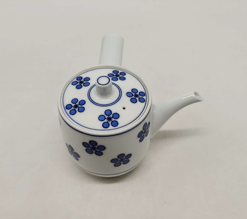 域鉴古玩】清代青花山水人物纹笔筒拍卖价格/图片/值多少钱 域鉴古玩】清代青花山水人物纹笔筒拍卖价格/图片/值多少钱