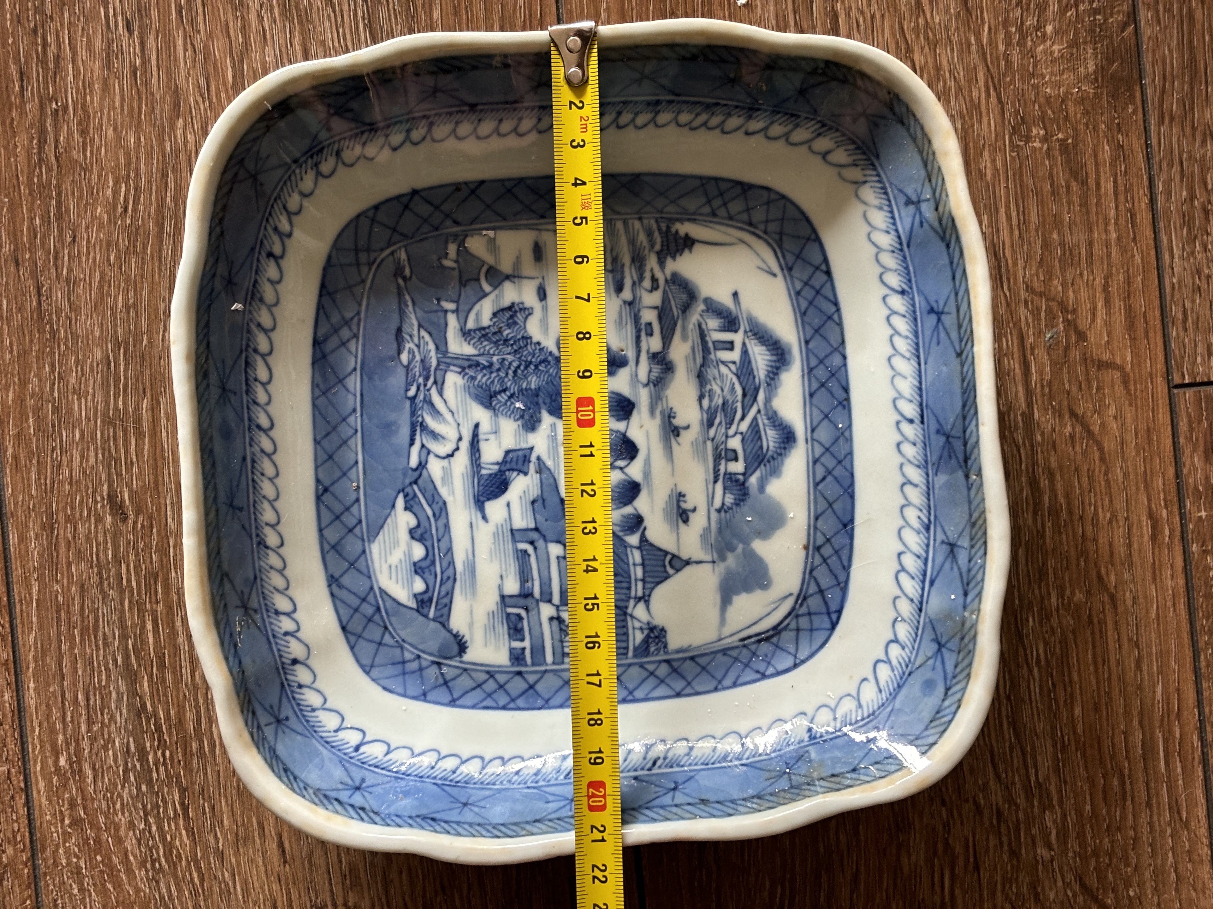 域鉴古玩】青花山水人物纹四方花口盘拍卖价格/图片/值多少钱 域鉴古玩】青花山水人物纹四方花口盘拍卖价格/图片/值多少钱